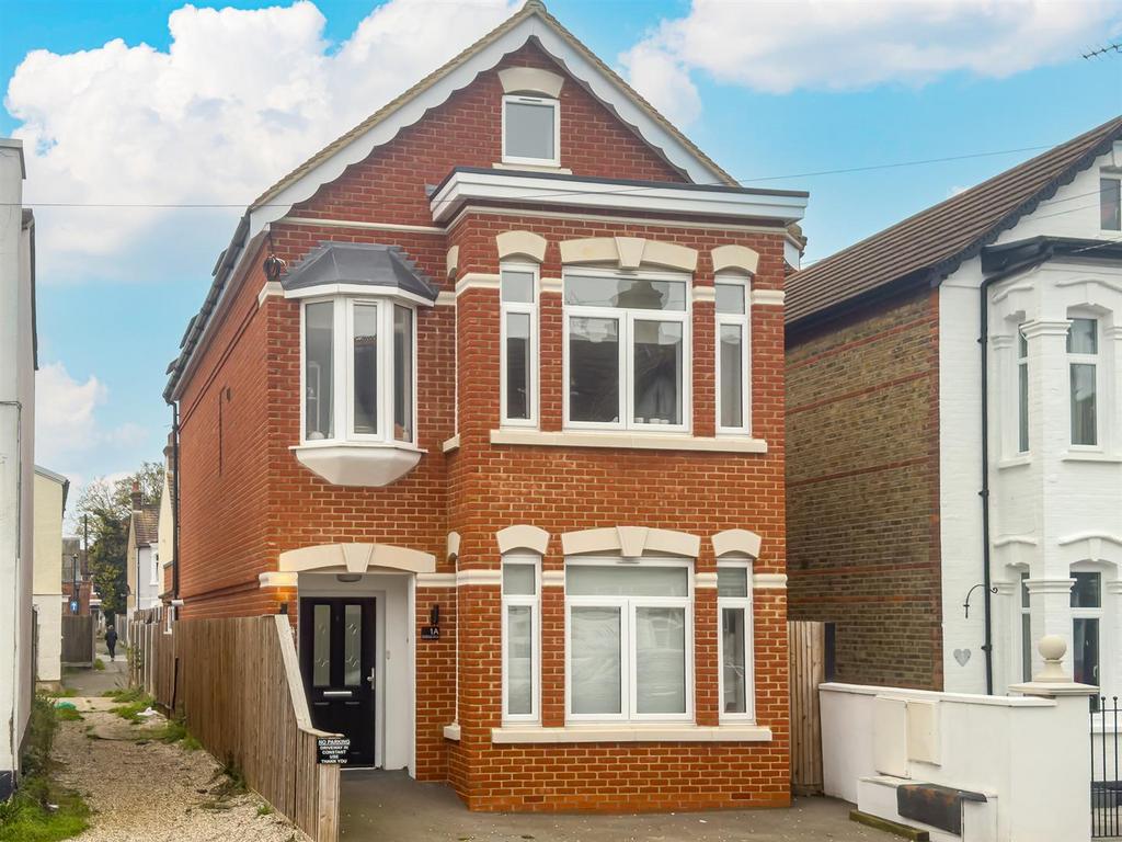 Southview Drive, Westcliff-On-Sea SS0 2 bed flat - £275,000