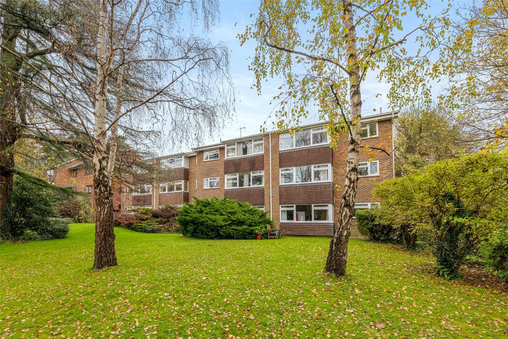 Oakfield Drive, Reigate, Surrey, RH2 2 bed flat - £270,000