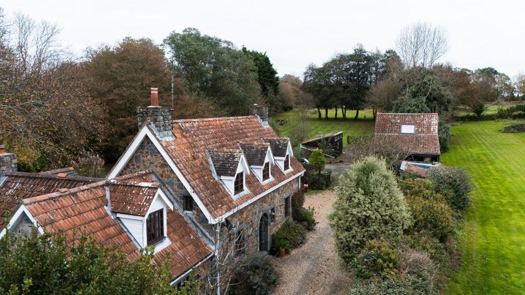 Les Raies, St. Saviour, Guernsey... 4 bed detached house - £1,595,000