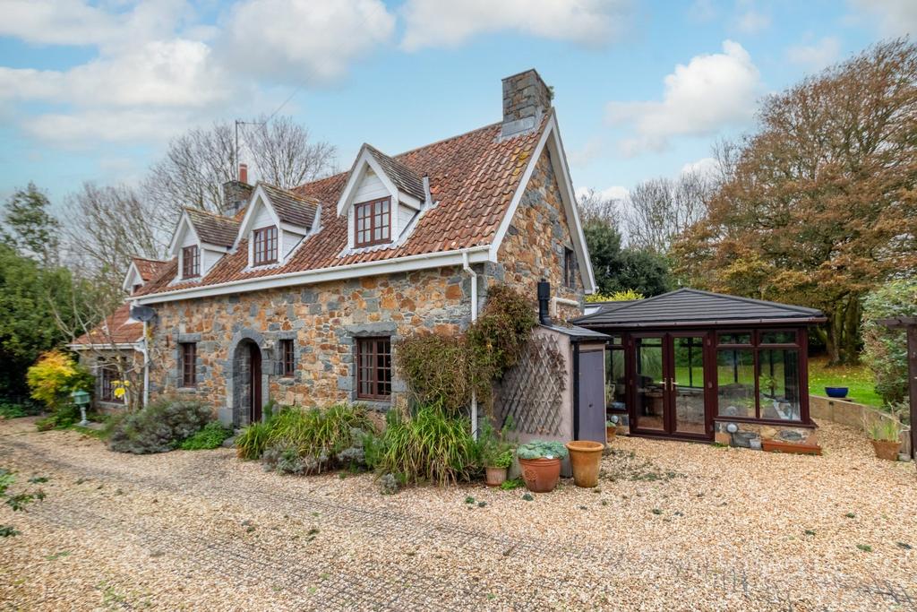 Les Raies, St. Saviour, Guernsey... 4 bed detached house - £1,595,000