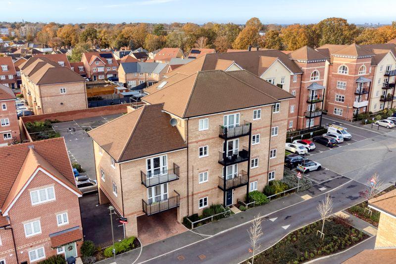 Bell Farm Way, Hersham, Walton-On-Thames 1 bed apartment - £300,000