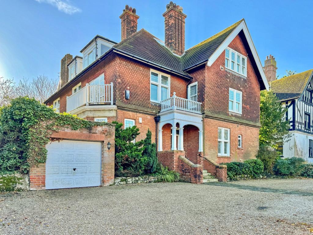 Sandgate Road, Kent CT20 4 bed apartment - £425,000