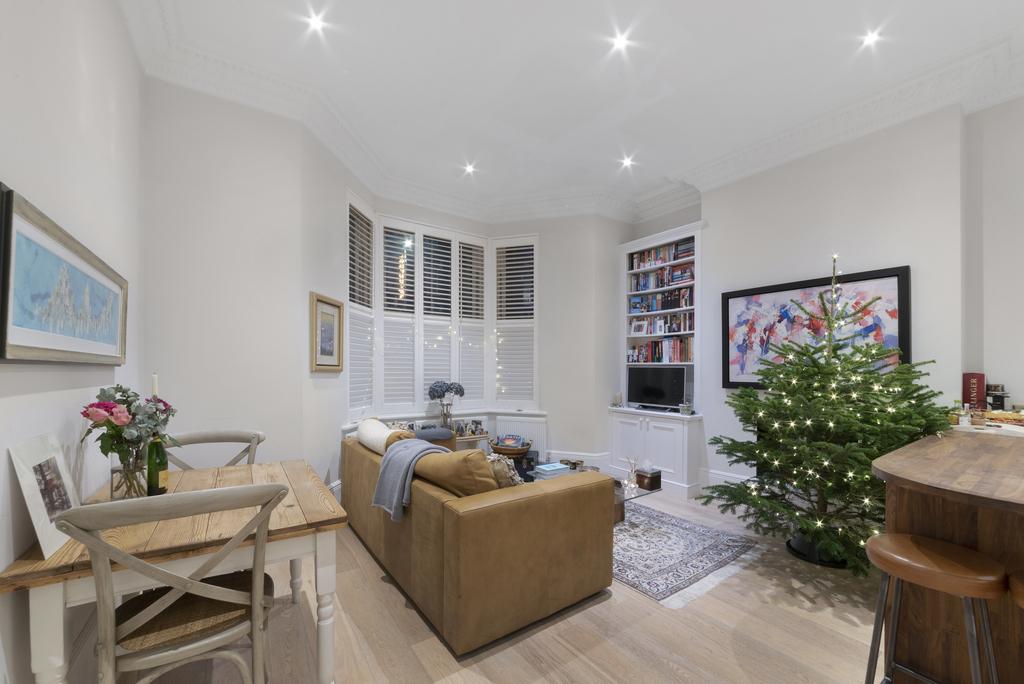 Lavender Hill, SW11 2 bed flat - £2,500 pcm (£577 pw)