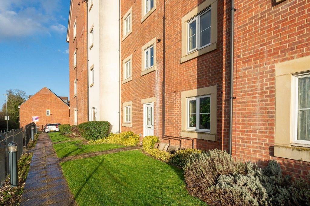 Plantation Close, Bushey, Watford, WD23 2 bed flat - £340,000
