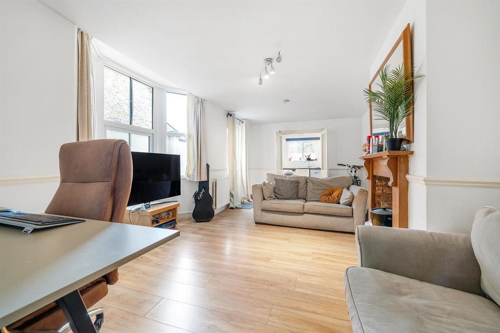 Leander Road, London SW2 2 bed flat for sale - £525,000