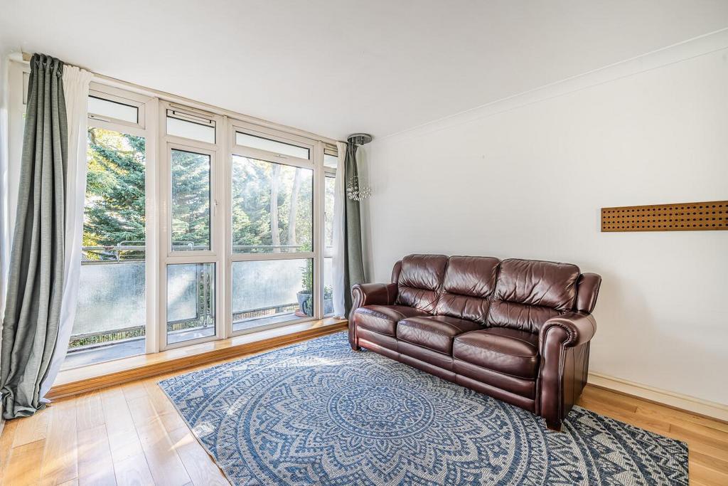 Winterfold Close, Southfields 1 bed flat - £300,000