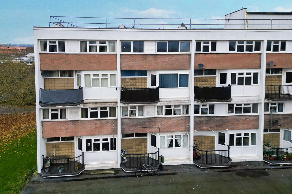 Whitmore Way, Fryerns, Basildon... 3 bed apartment - £210,000