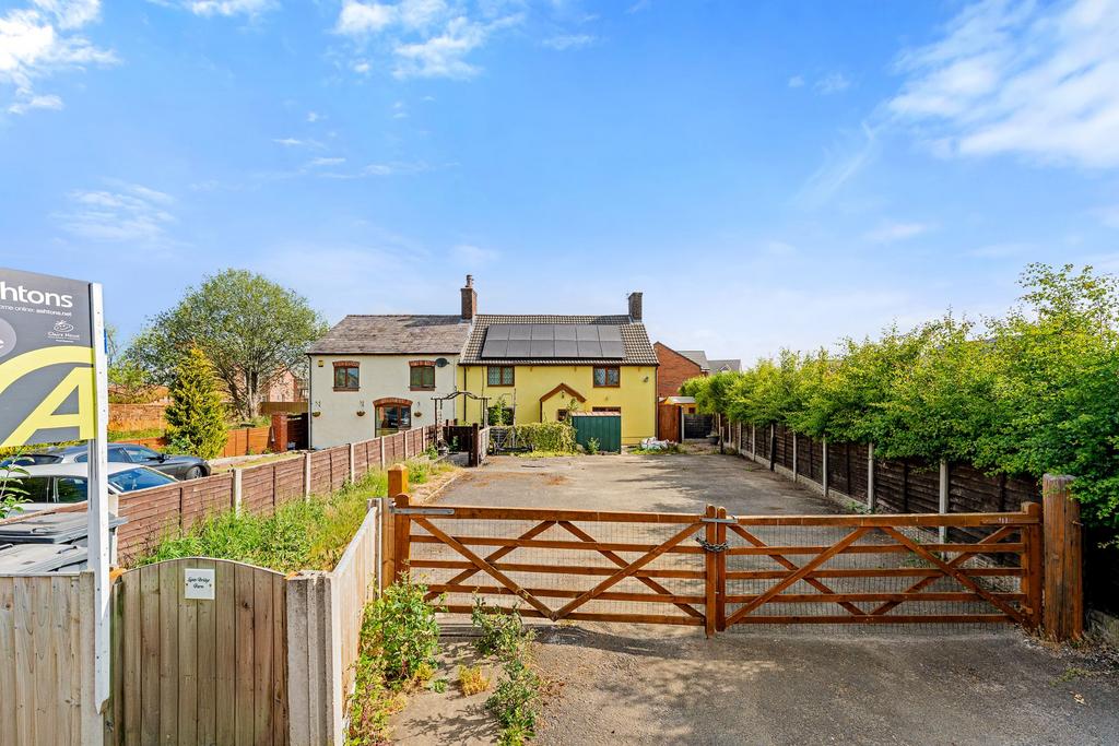Lunts Heath Road, Widnes WA8 3 bed semi-detached house - £355,000