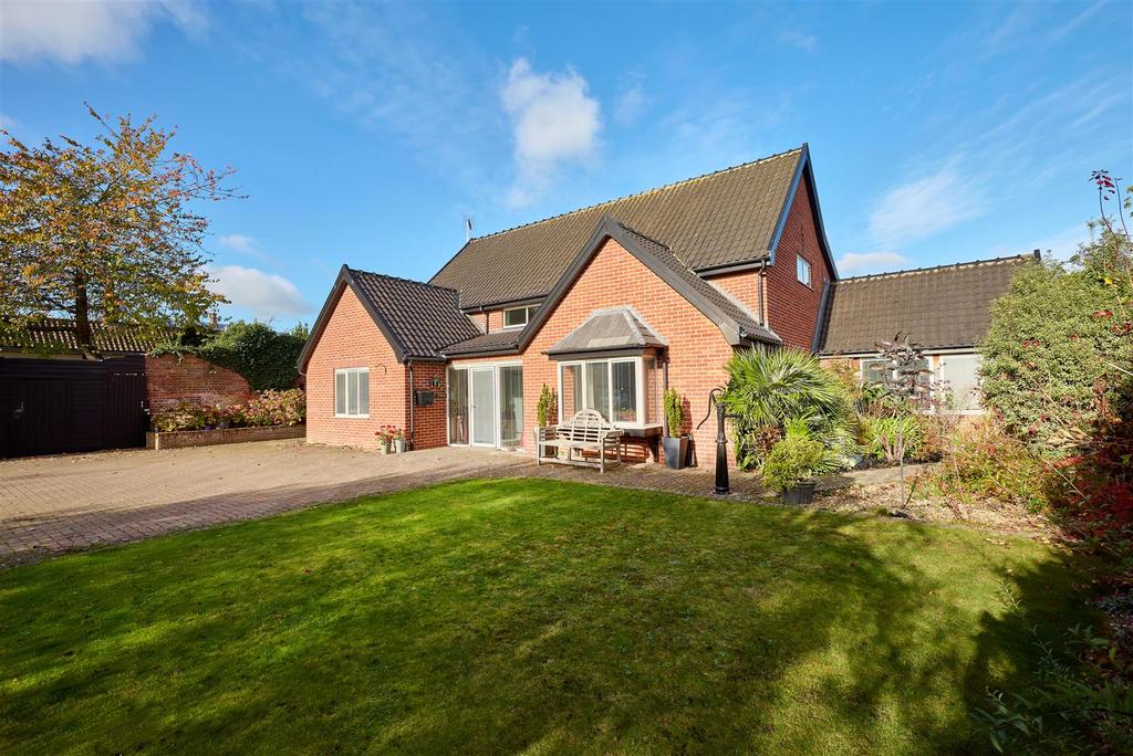 Recreation Walk, Harleston IP20 4 bed detached house - £650,000