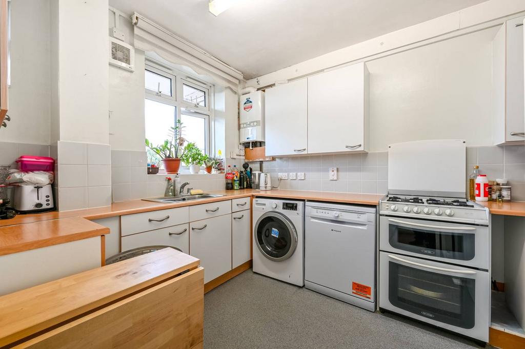 Matthias Road, Stoke Newington... 2 bed flat - £2,250 pcm (£519 pw)