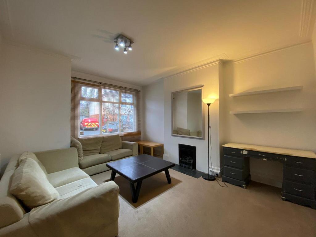Tooting SW17 3 bed terraced house - £2,800 pcm (£646 pw)