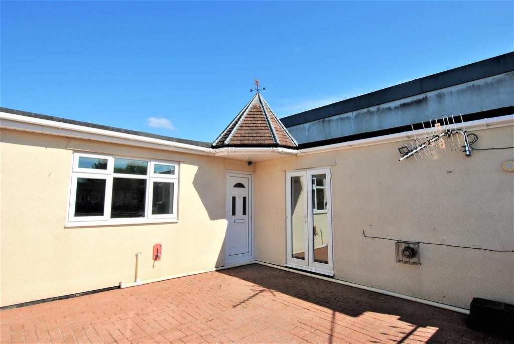 Gilda Parade, Whitchurch 3 bed flat for sale - £270,000