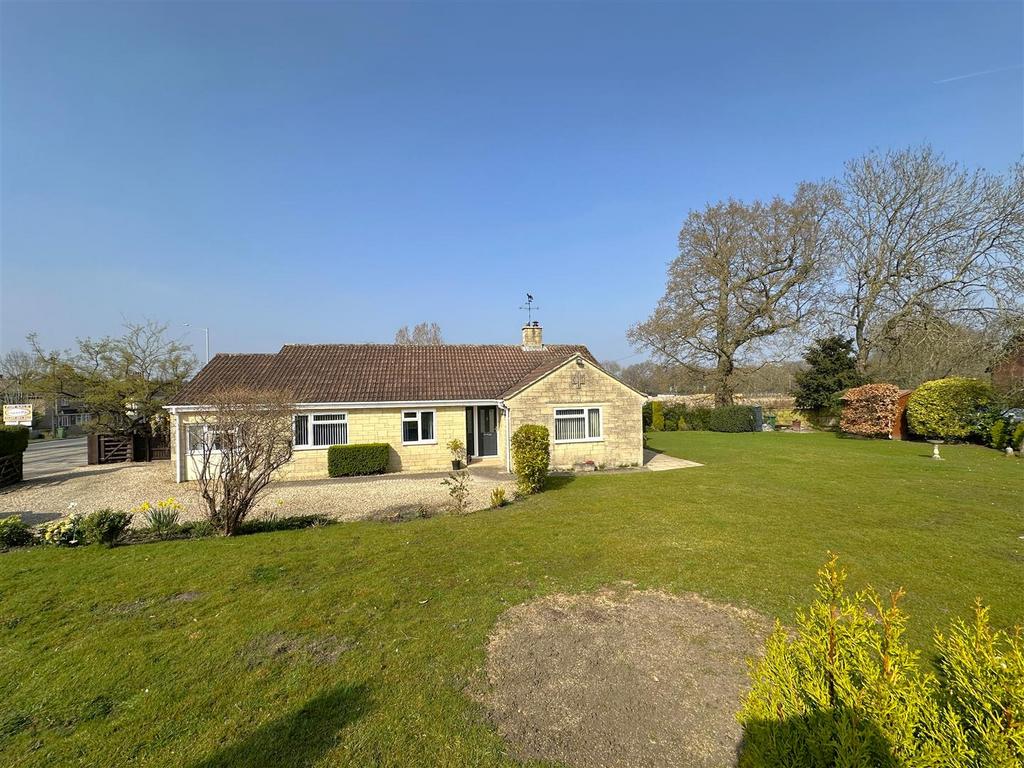 Malmesbury Road, Chippenham 4 bed detached bungalow - £695,000