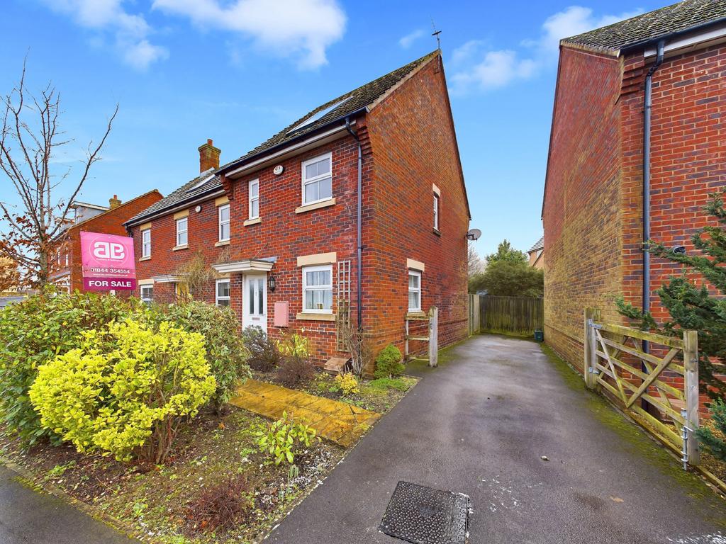Kiln Avenue, Chinnor, Oxfordshire 2 bed semi-detached house - £365,000