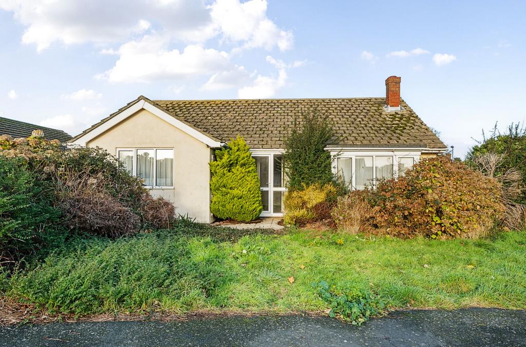 Sunnymead Drive, Selsey, PO20 2 bed detached bungalow - £325,000