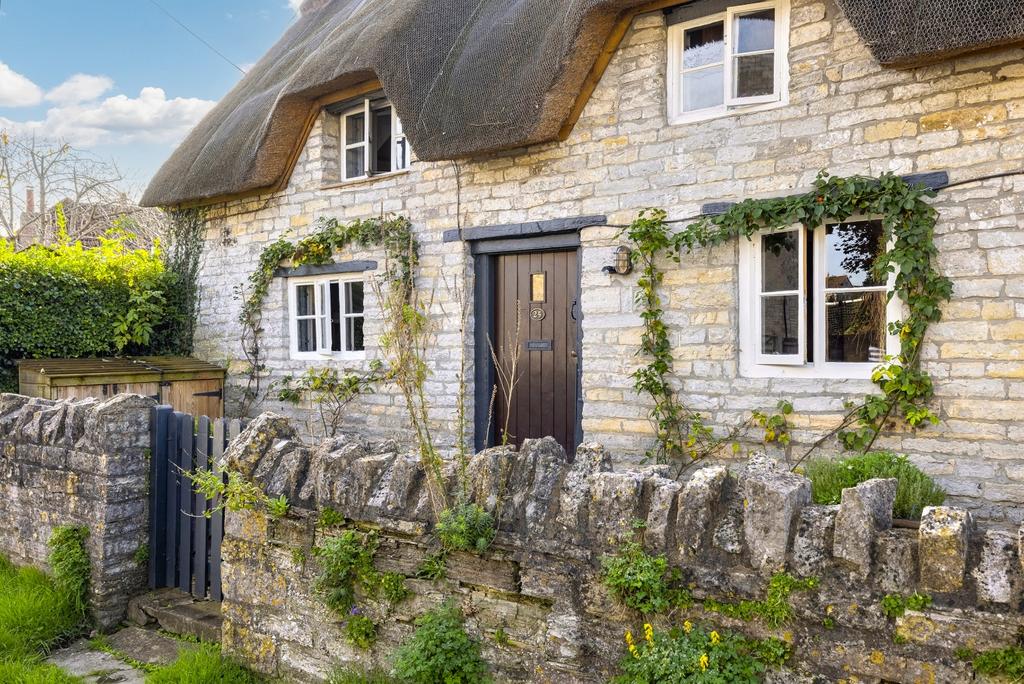 Butleigh, between Castle Cary and... 2 bed cottage - £425,000