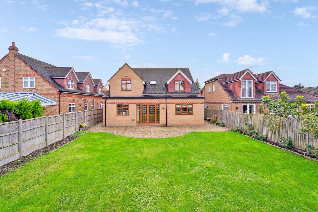 Poplar Road, Denham UB9 4 bed detached house - £1,150,000