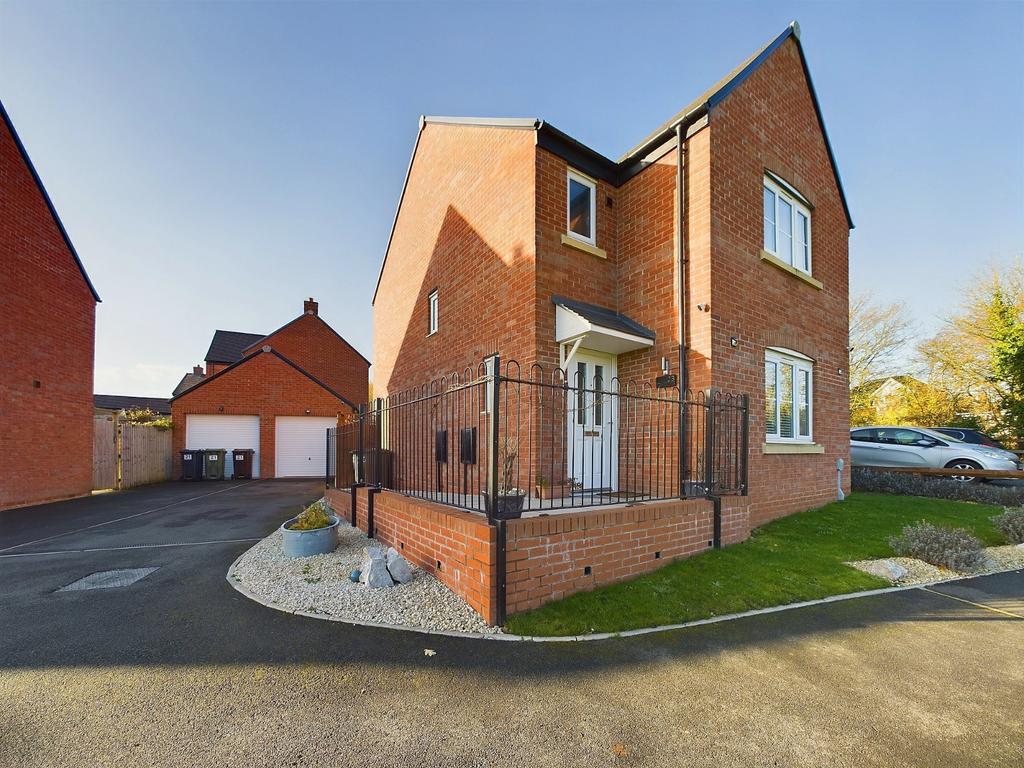 Harrison Gardens, Rushwick... 3 bed detached house - £360,000