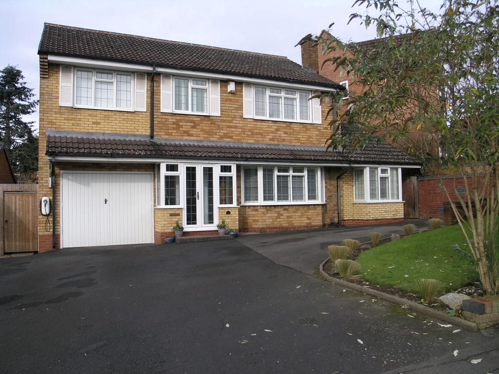 Longlands Road, HALESOWEN B62 4 bed detached house for sale - £558,500