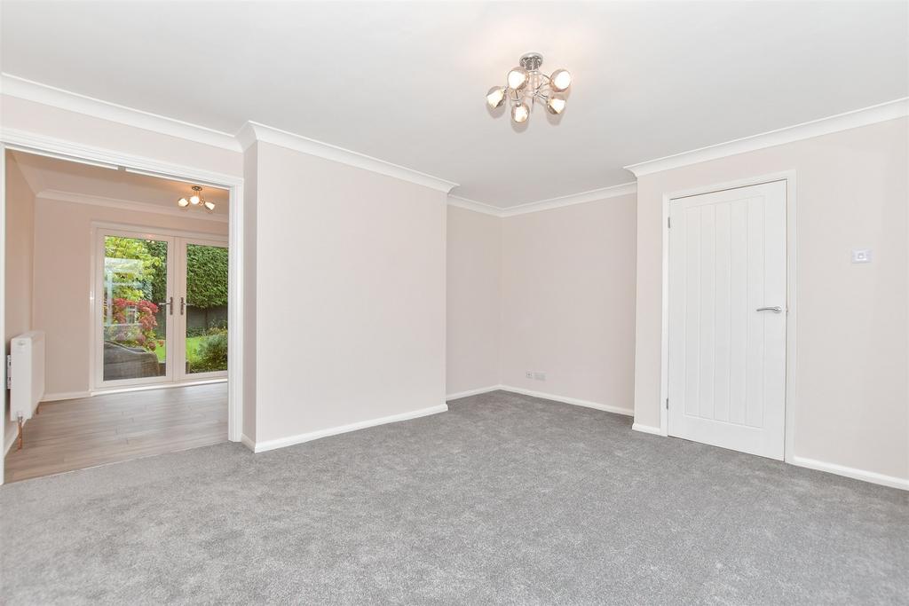Downs Road, Yalding, Maidstone, Kent 3 bed semi-detached house - £400,000