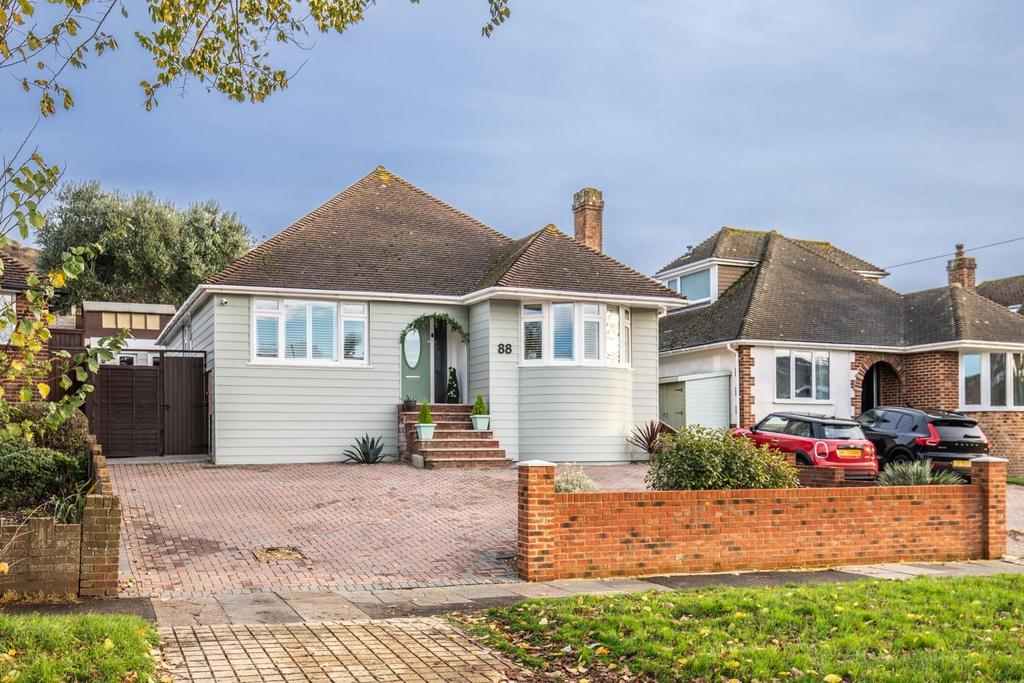Saltdean Vale, Saltdean, Brighton 3 bed detached bungalow for sale - £ ...