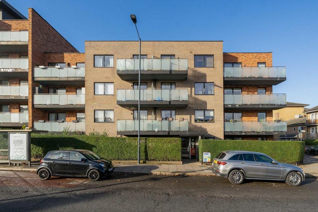 Church Road, London NW10 2 bed flat - £1,950 pcm (£450 pw)