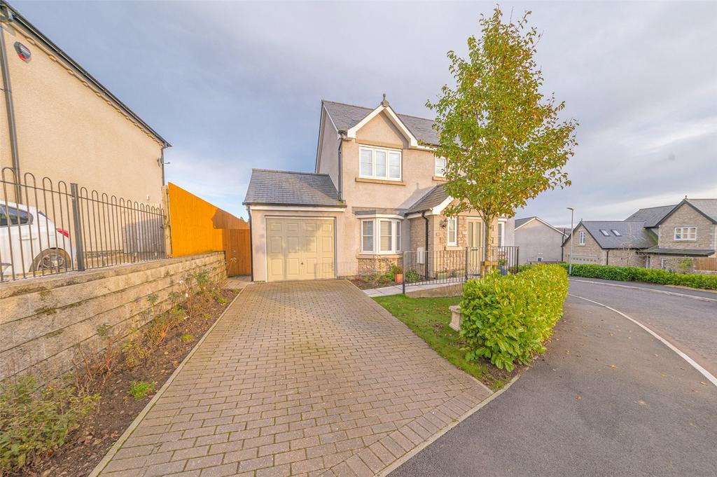 Paddock Drive, Cumbria LA9 3 bed detached house - £390,000