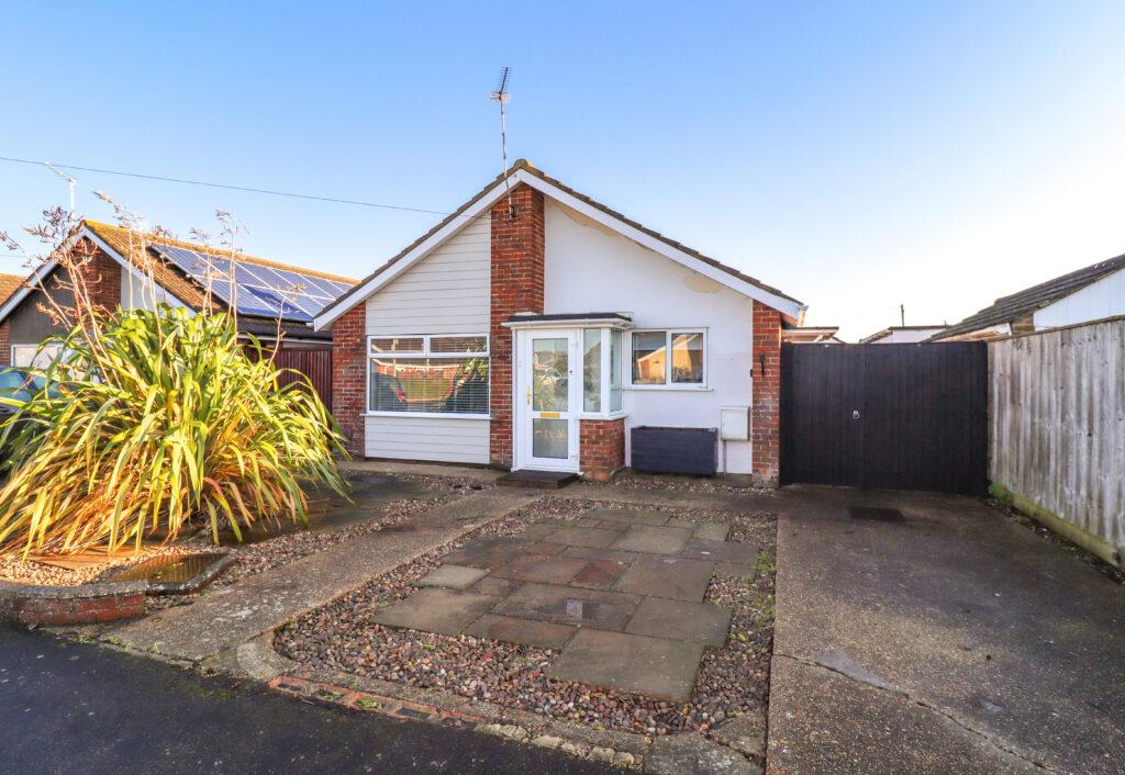 Fir Tree Road, Hayling Island 2 bed detached bungalow for sale - £345,000