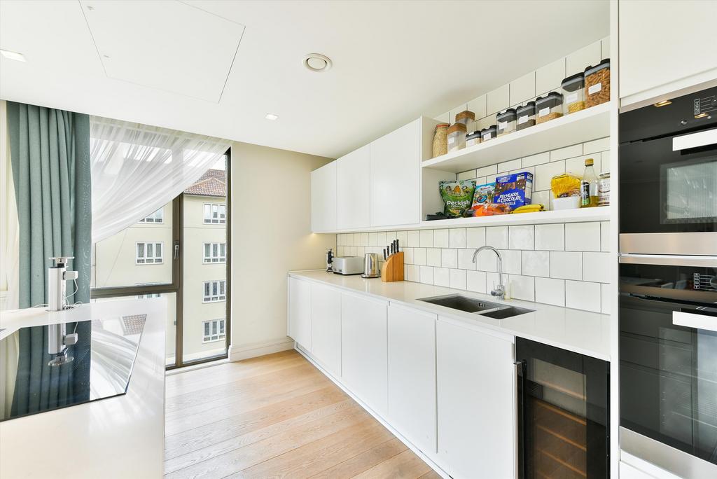Crisp Road, London, W6 3 bed flat - £4,500 pcm (£1,038 pw)