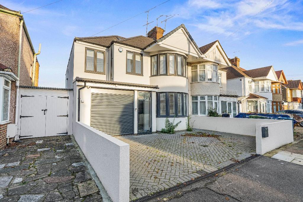 Moat Drive, Harrow, HA1 4 bed semi-detached house - £4,500 pcm (£1,038 pw)