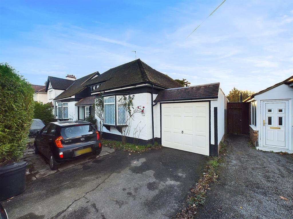 West End Road, Ruislip HA4 3 bed detached bungalow - £650,000