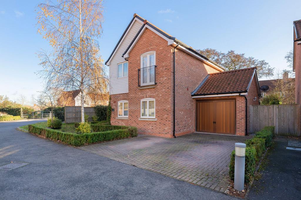 Waterside Drive, Ditchingham 3 bed detached house - £350,000