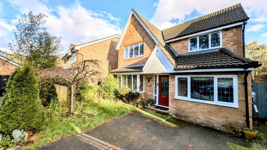 Maple Leaf Drive, Bordon GU35 4 bed detached house for sale - £499,950