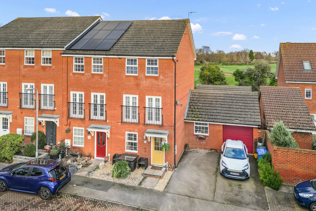 Wheatfield Drive, Burton Latimer, NN15 4 bed townhouse for sale - £290,000