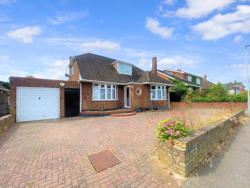 Bampton Road, L & D Borders, Luton... 4 bed bungalow for sale - £475,000