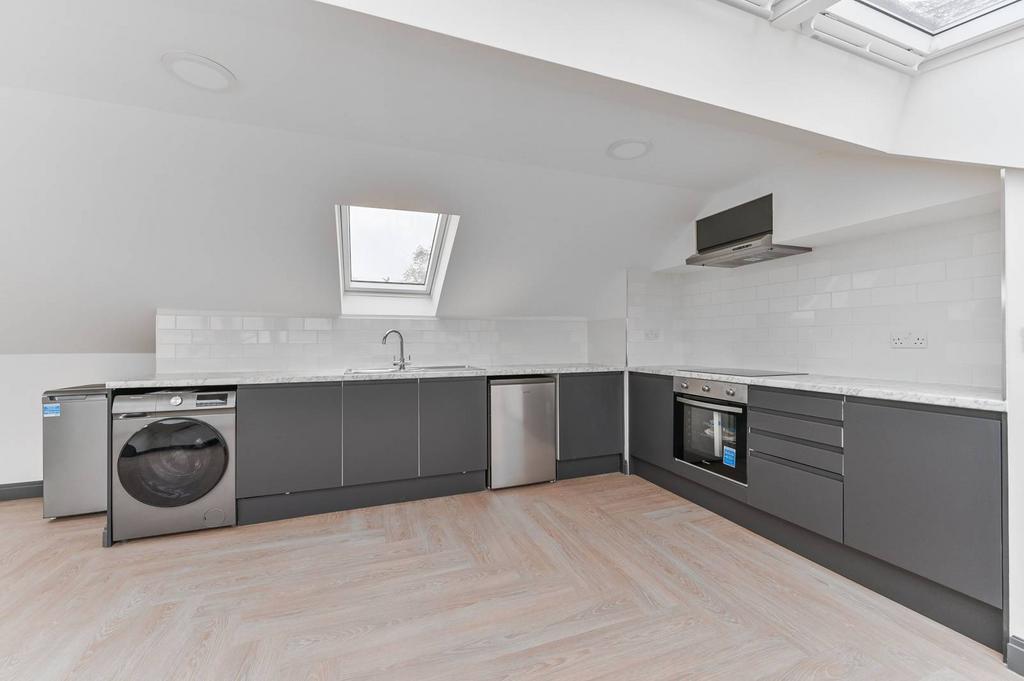 Pawsons Road, Croydon, CR0 4 bed flat - £2,500 pcm (£577 pw)