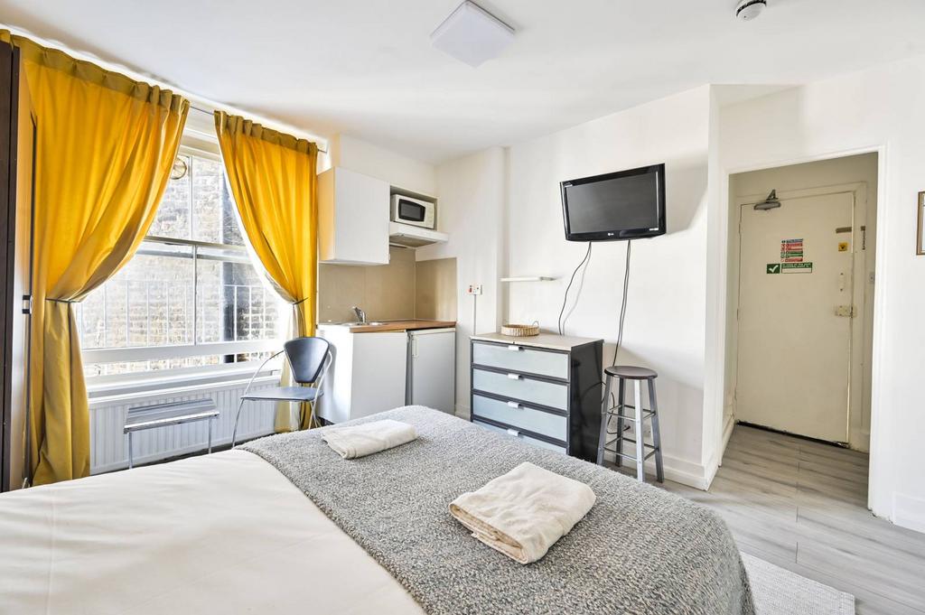 Knaresborough Place, Earls Court... Studio - £3,467 pcm (£800 pw)