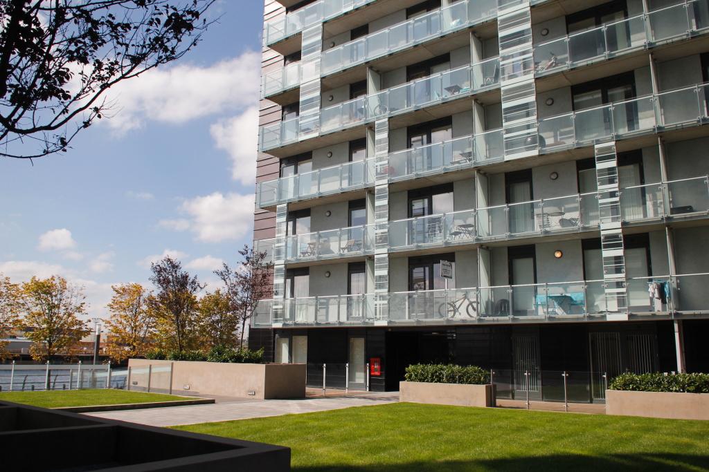 Meadowside Quay Walk, Glasgow... 1 bed flat - £875 pcm (£202 pw)