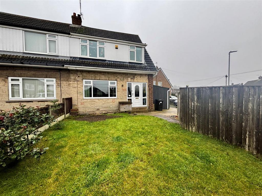 White Rose Avenue, Garforth, Leeds 3 bed semi-detached house - £260,000