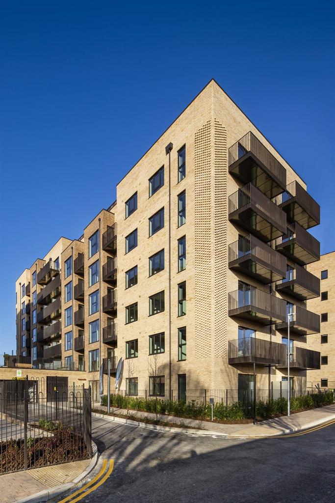 55 St. Andrews Road, Uxbridge UB10 2 bed flat - £1,950 pcm (£450 pw)