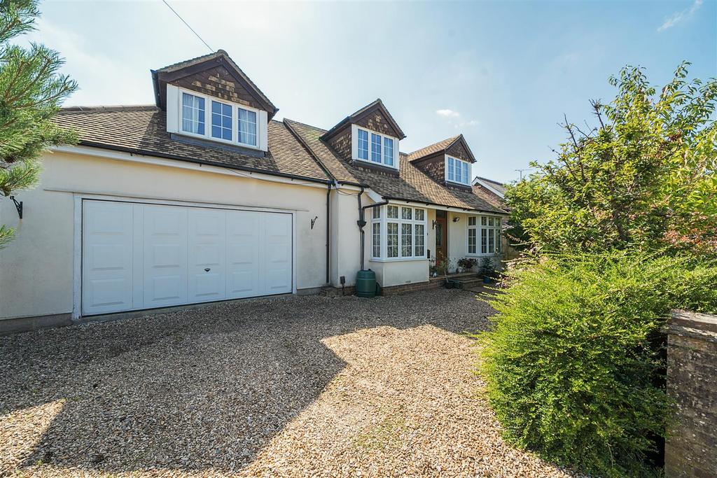 Kenilworth Road, Fleet GU51 5 bed detached house - £900,000