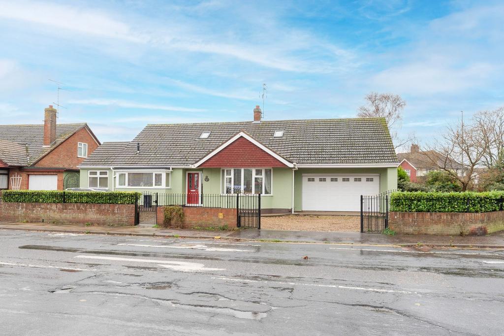 Caister Road, Great Yarmouth 4 bed chalet - £325,000