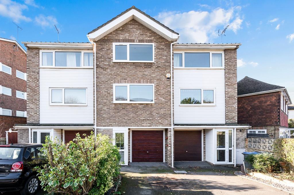 Adelaide Road, Surbiton KT6 3 bed house to rent - £2,750 pcm (£635 pw)
