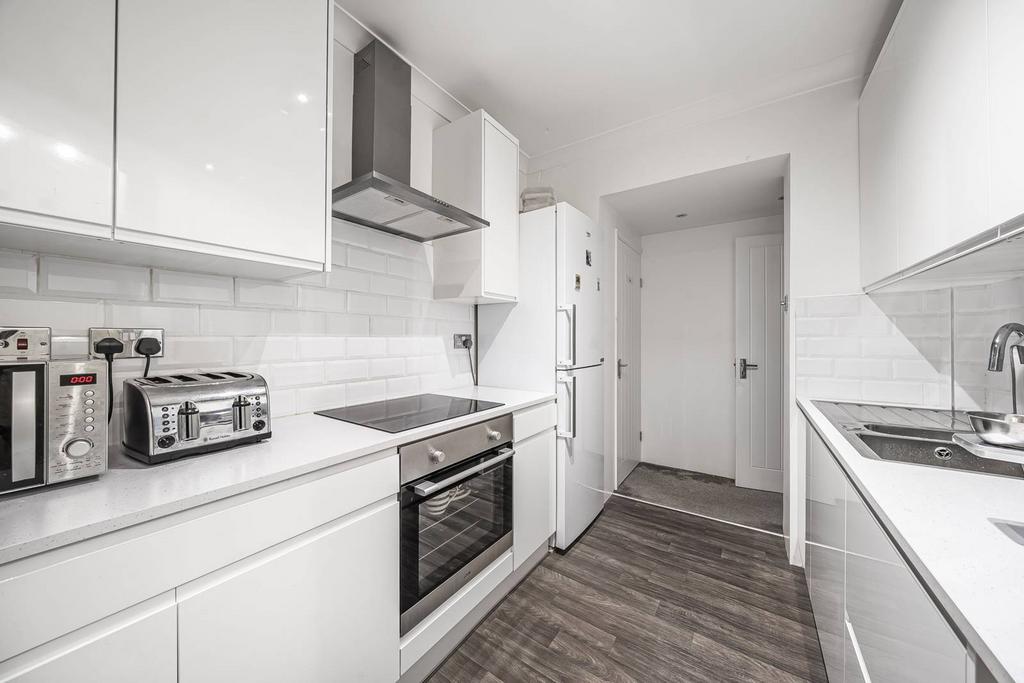 Edgware Way, Edgware, HA8 4 bed flat - £550,000
