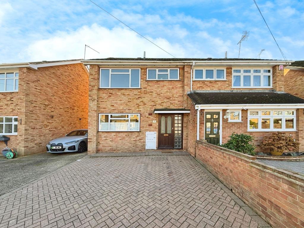 Redlie Close, Stanford-Le-Hope, SS17 3 bed semi-detached house - £350,000