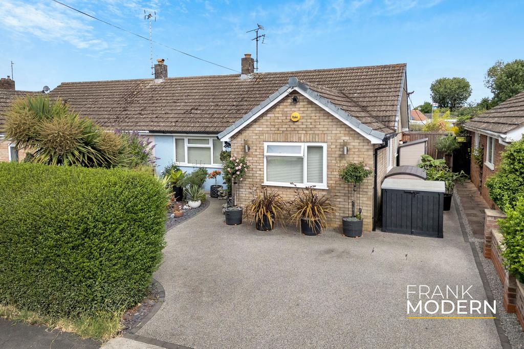 The Avenue, Market Deeping, PE6 3 bed semi-detached bungalow - £280,000
