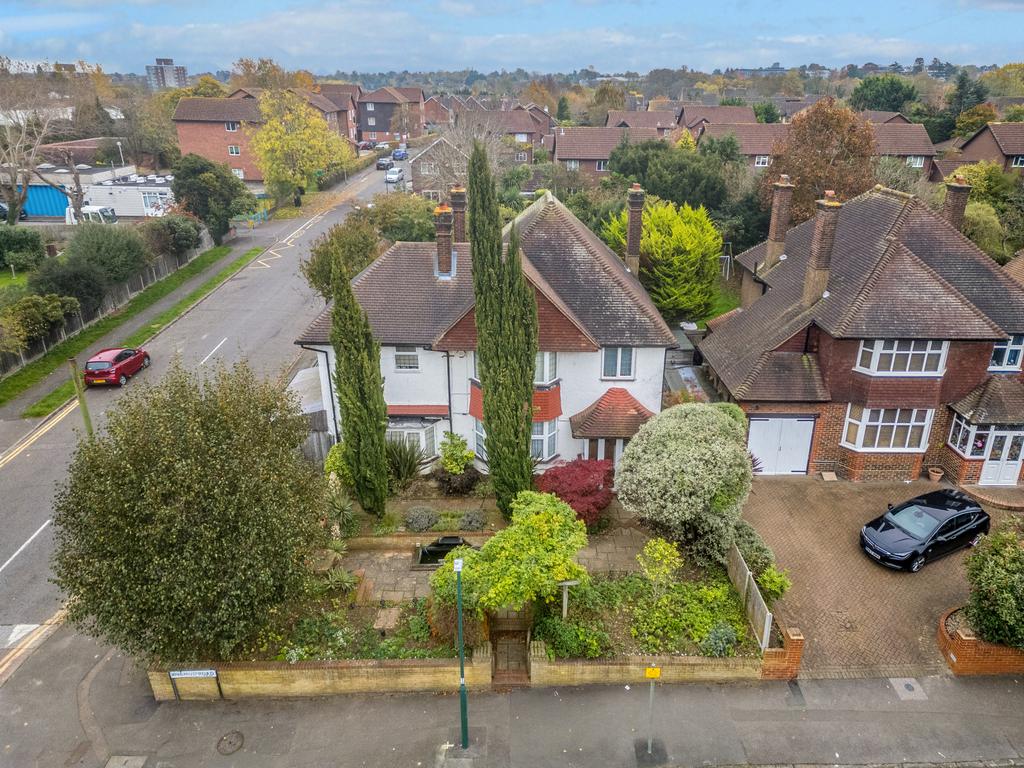 Avenue Road, Surrey SM2 6 bed detached house for sale - £1,250,000