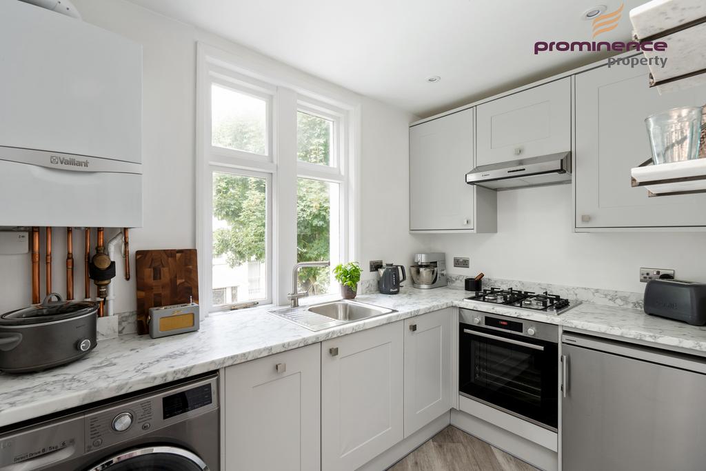 Brunswick Road, Hove BN3 1DG 2 bed apartment - £400,000
