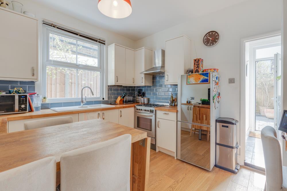 Treport Street, London SW18 2 bed flat - £2,197 pcm (£507 pw)