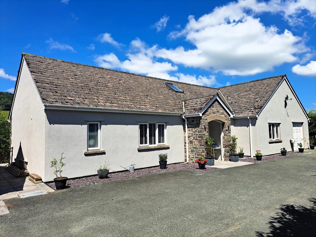 Sennybridge, Brecon, Powys. 4 bed detached bungalow for sale - £465,000